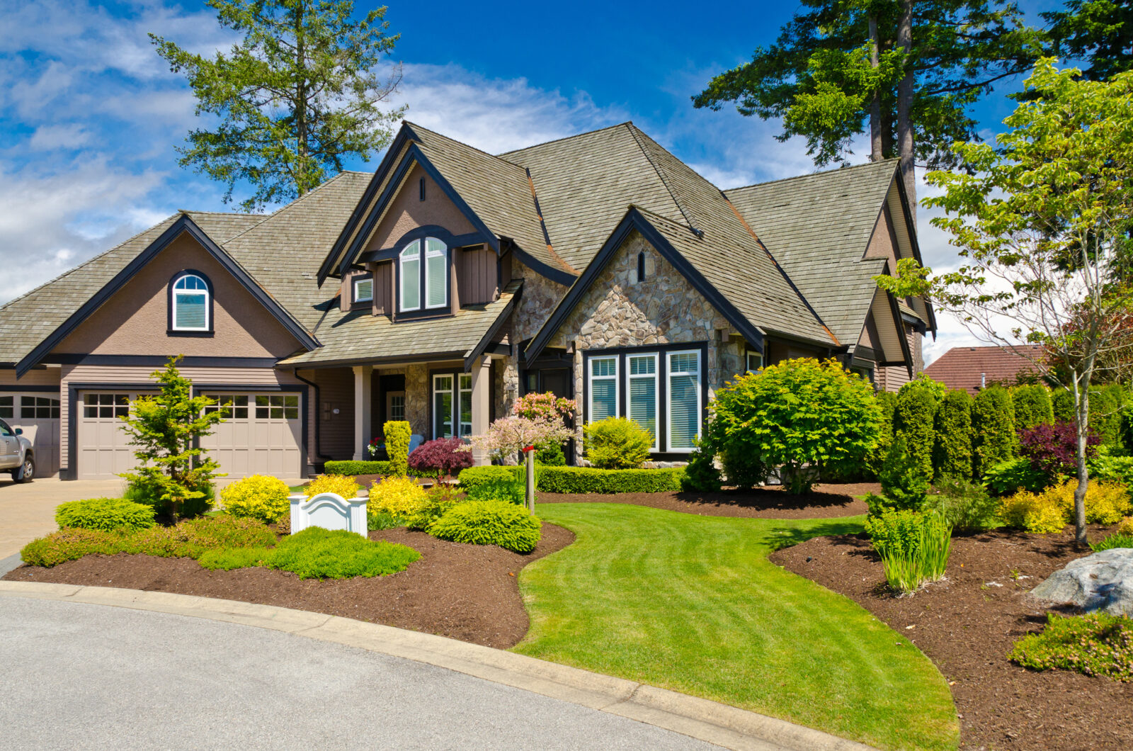 5 Outdoor Projects that Boost Curb Appeal - Vutech-Ruff